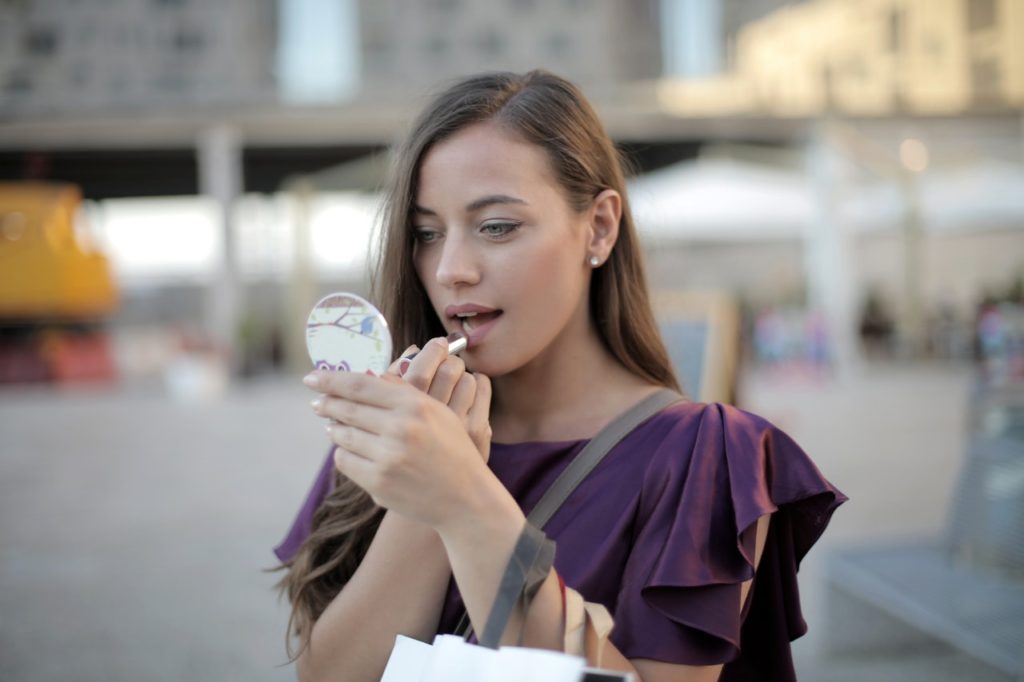 21 Quick Beauty Tricks to Make You Prettier in Moments - Of Good Report
